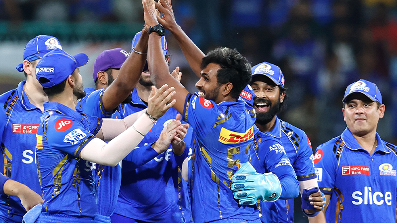 තරගාවලියේ සිය අවසන් අයිපීඑල් තරගයේදී නුවන් තුශාරගෙන් විශිෂ්ඨ පන්දු යැවීමක් (වීඩියෝ සහිතයි ...